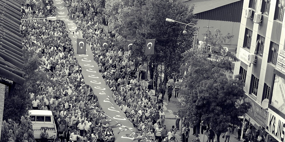 Politik Toplumun Gölgesinde Yaşamak - ADEM İNCE